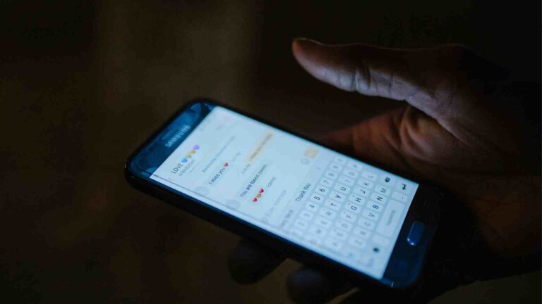 What is SMS on iPhone - The Complete Guide - queryend.com